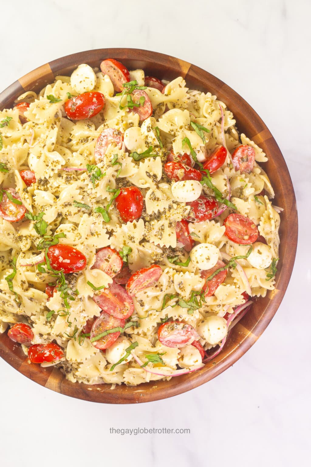 Caprese Pesto Pasta Salad {Make Ahead} - The Gay Globetrotter