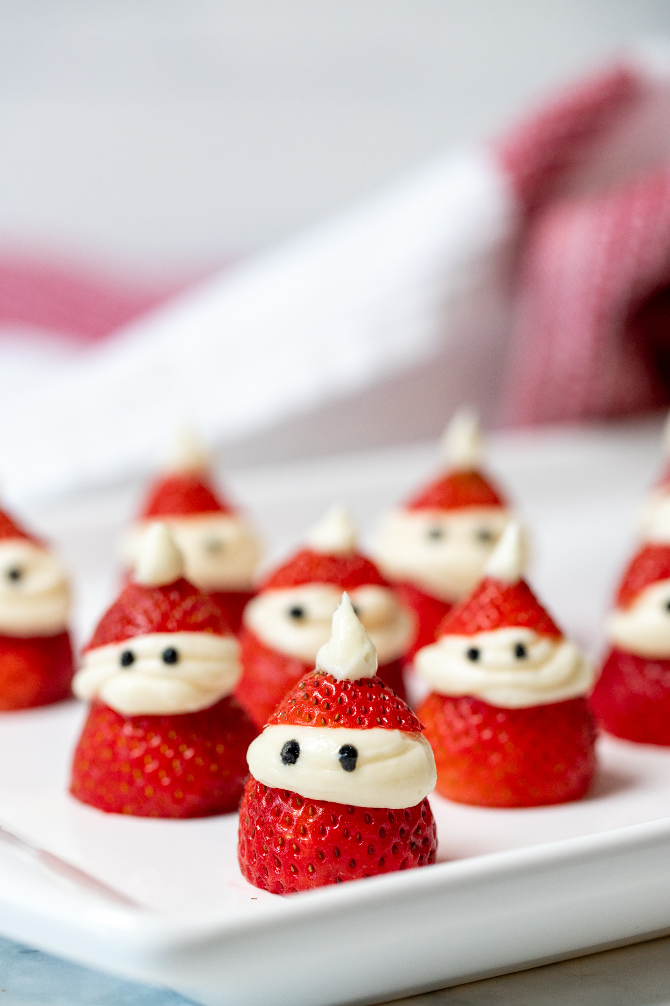 Strawberry Santas {2 Ingredients, Kid Friendly!} - The Gay Globetrotter
